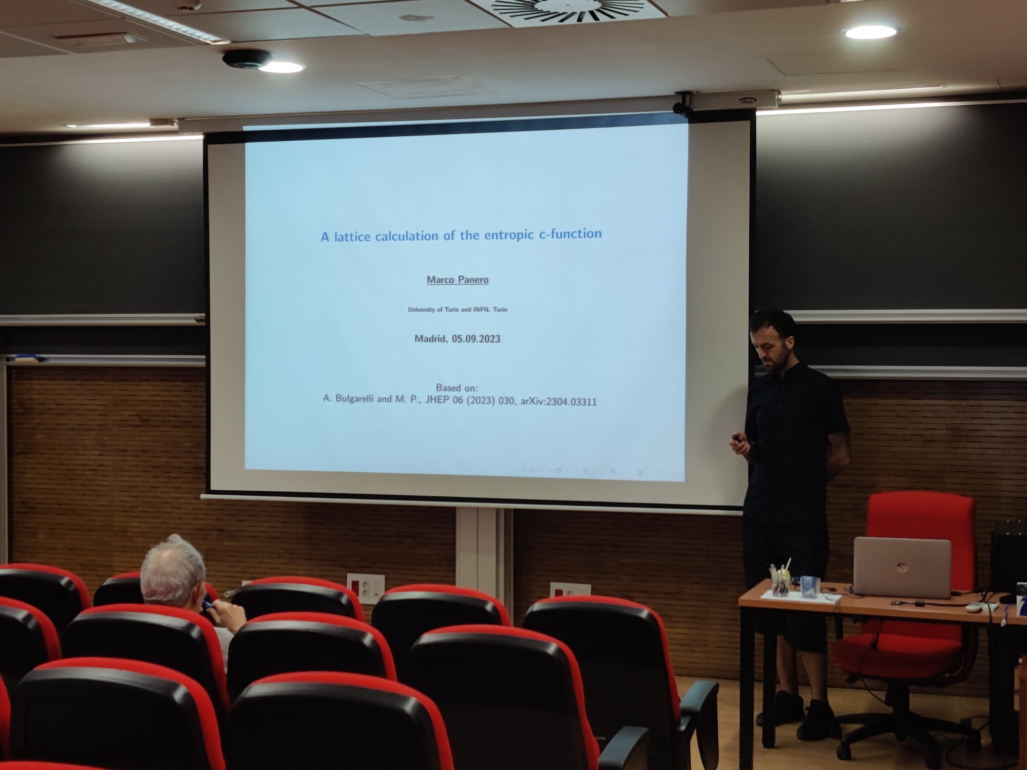A Lattice Calculation Of The Entropic C Function Instituto De Física Teórica